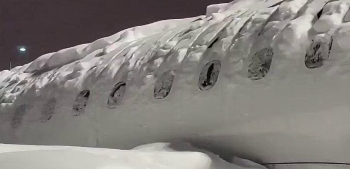 Forte nevasca cobre aeronaves de gelo e paralisa operações no Aeroporto ...